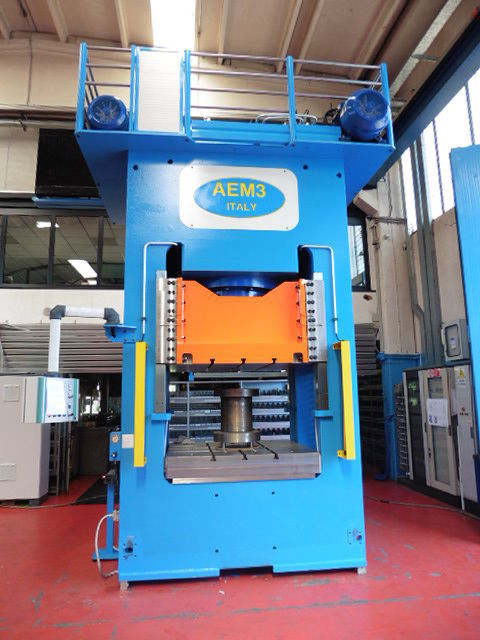 Pressa idraulica - 18022 - AEM3 S.r.l. - a motore / di formatura / a ...