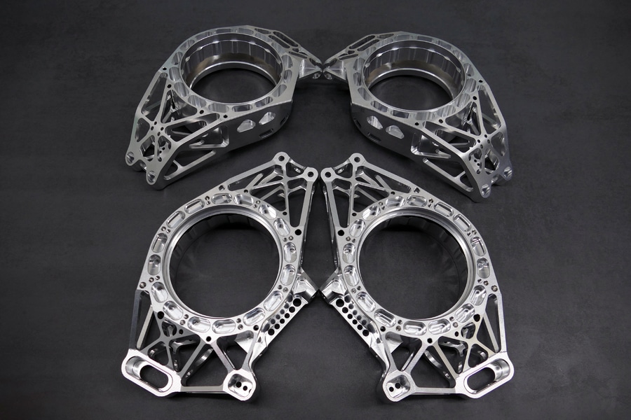 Lavorazione a 5 facce del portamozzo per auto da corsa con sistemi di ...